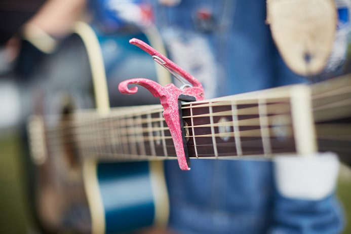 Tips For Learning How To Sing While Playing Guitar • Play Guitar!
